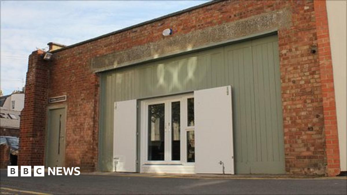 Cheltenham church converts garage to help the homeless - BBC News