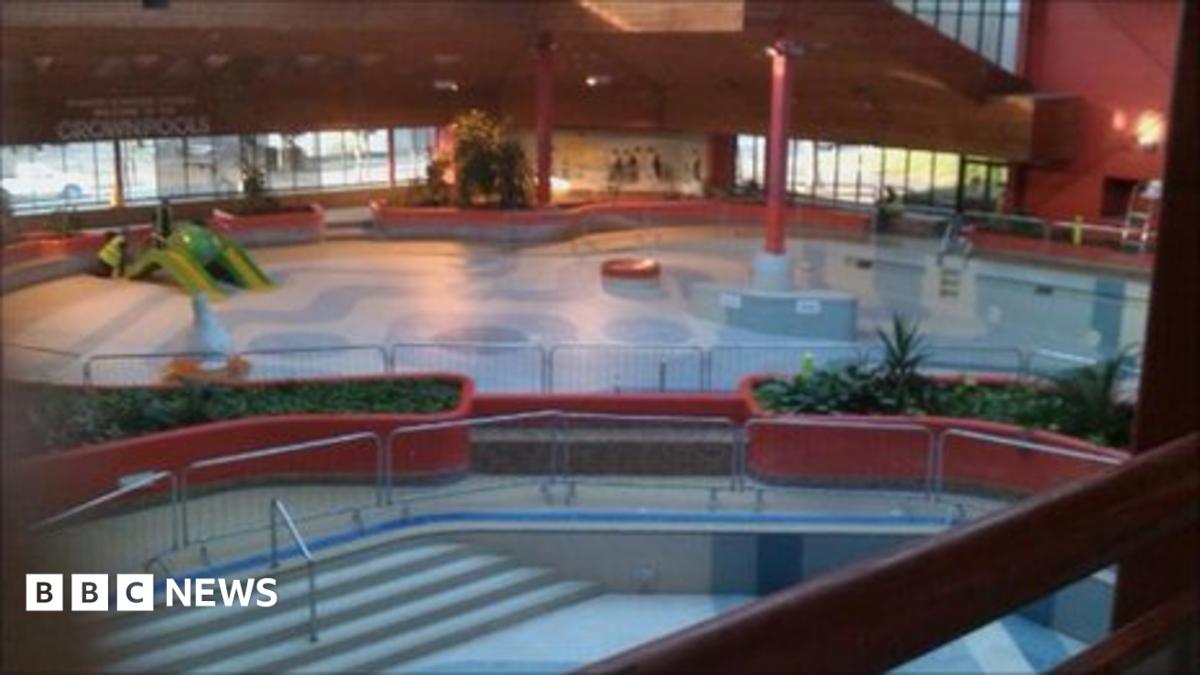 Crown Pools in Ipswich emptied for refurbishment - BBC News
