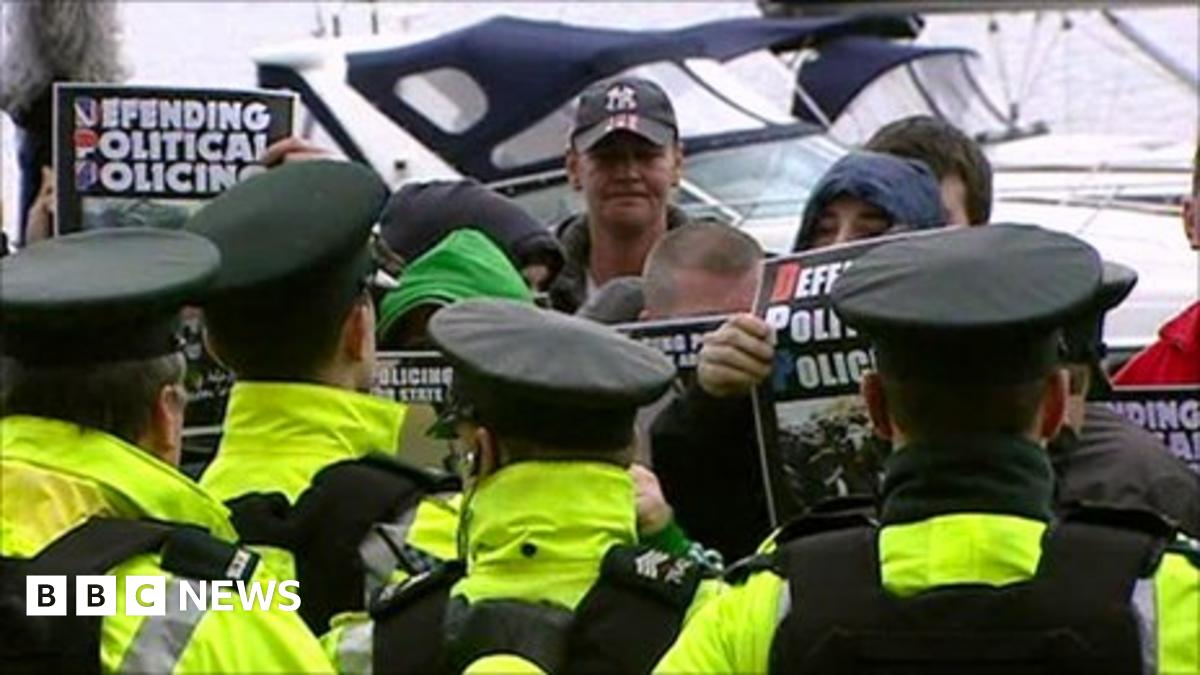 Protesters picket Derry policing partnership meeting - BBC News