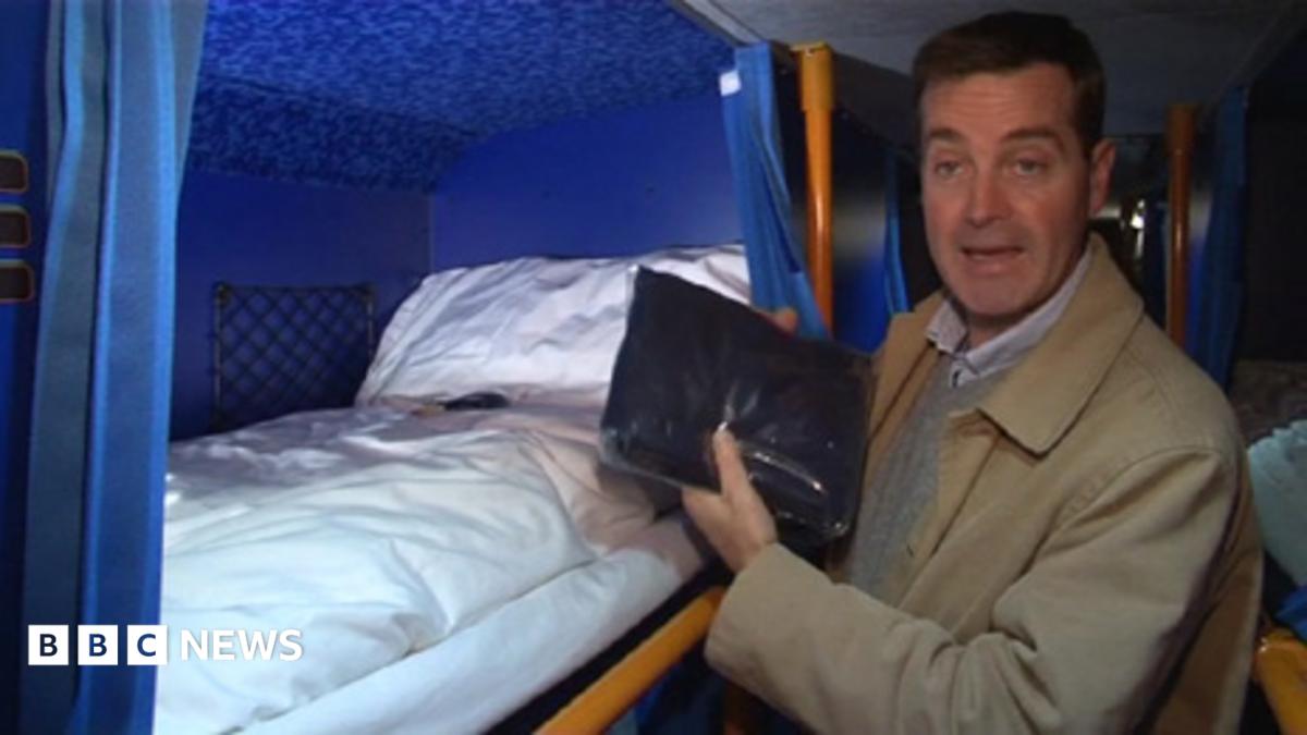 Megabus offering bunk bed buses - BBC News