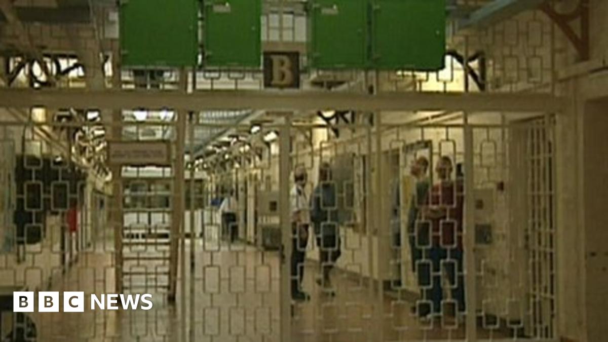 Wakefield Prison inmates claim dentistry compensation - BBC News