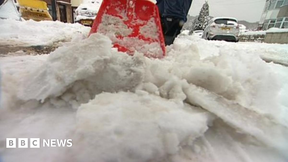 Snow warden recruitment halted in Sheffield - BBC News