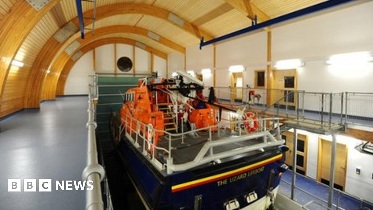 New Lizard lifeboat carries out its first rescue - BBC News