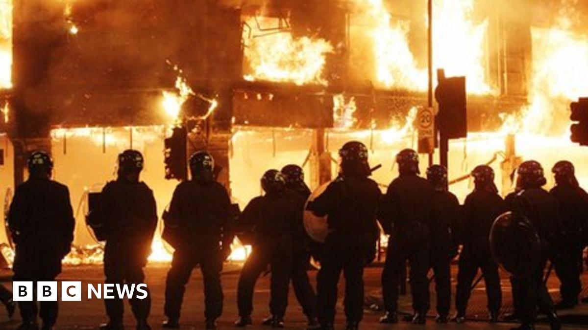 London riots: Metropolitan Police response report - BBC News