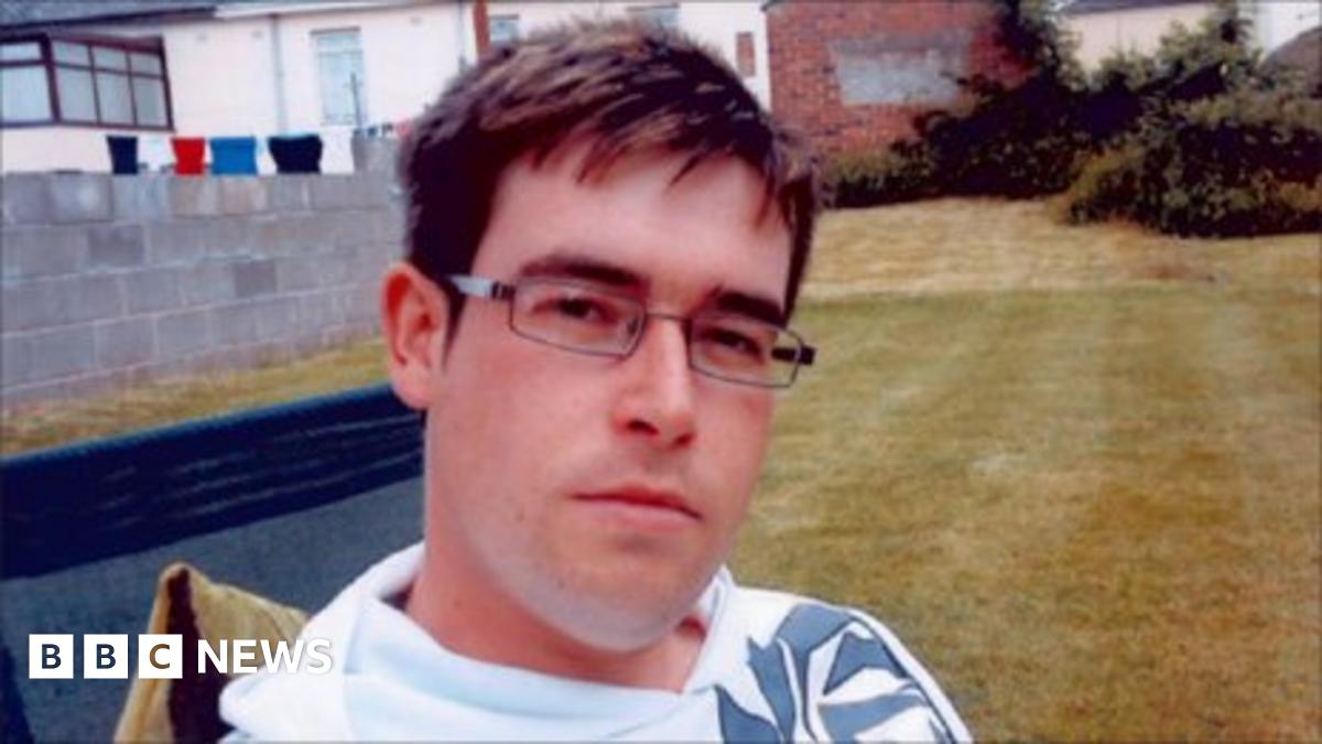 Stuart Walker found burned by roadside in Cumnock - BBC News