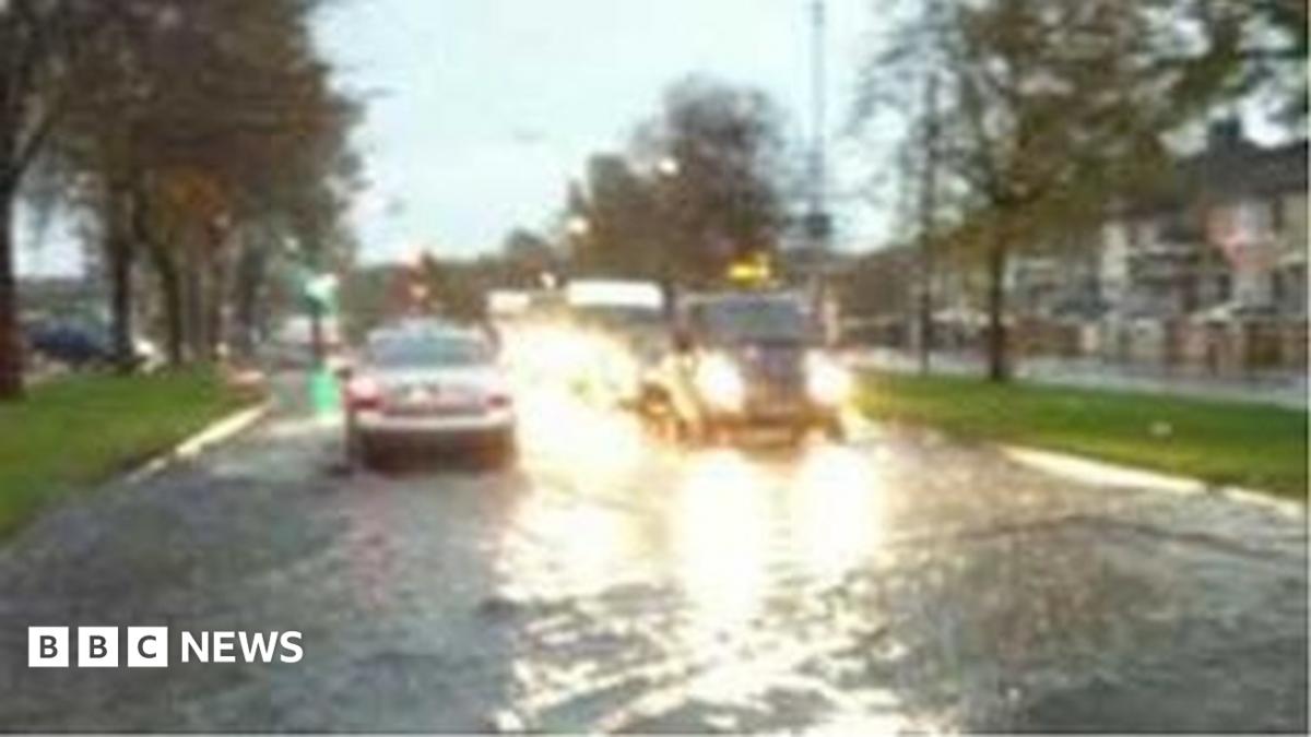 Dublin on emergency footing as floods cause chaos - BBC News