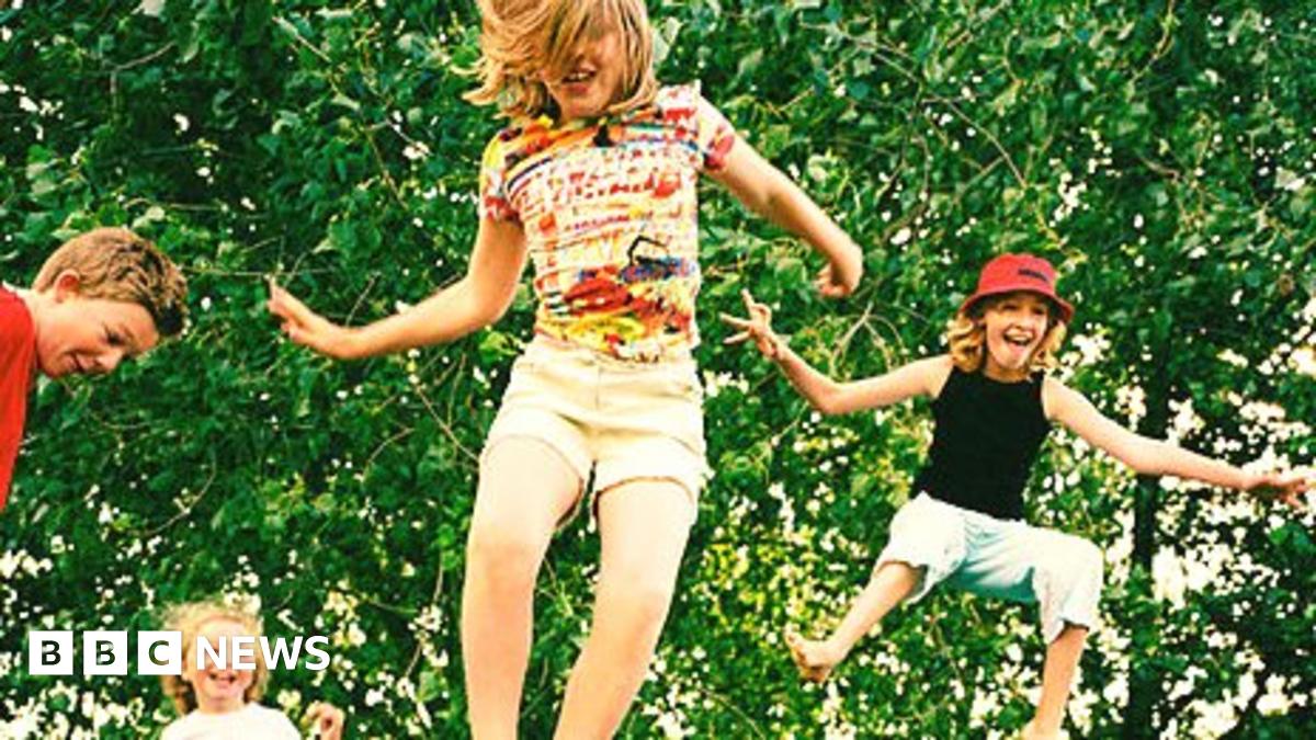 Lack of outdoor play linked to short-sighted children - BBC News