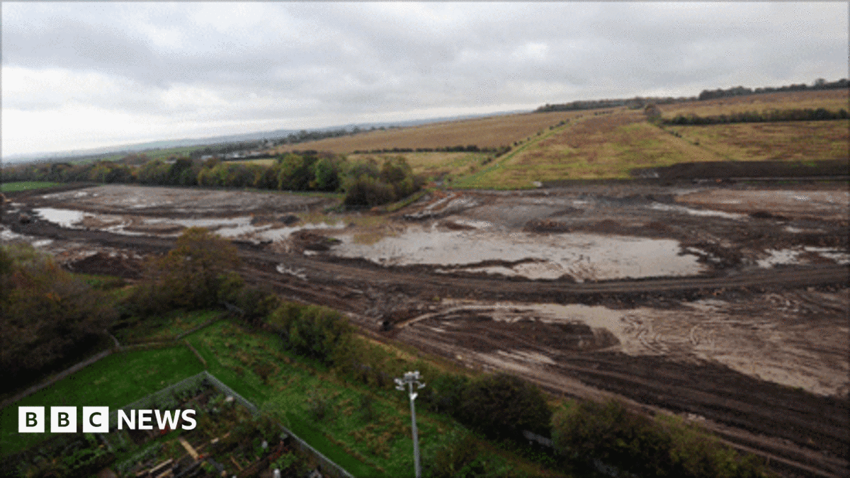 Three rescued from mud pit in Edinburgh - BBC News