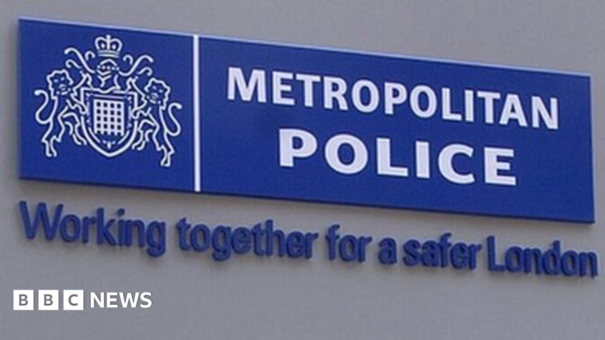 Metropolitan Police PC sacked for 999 calls failures - BBC News