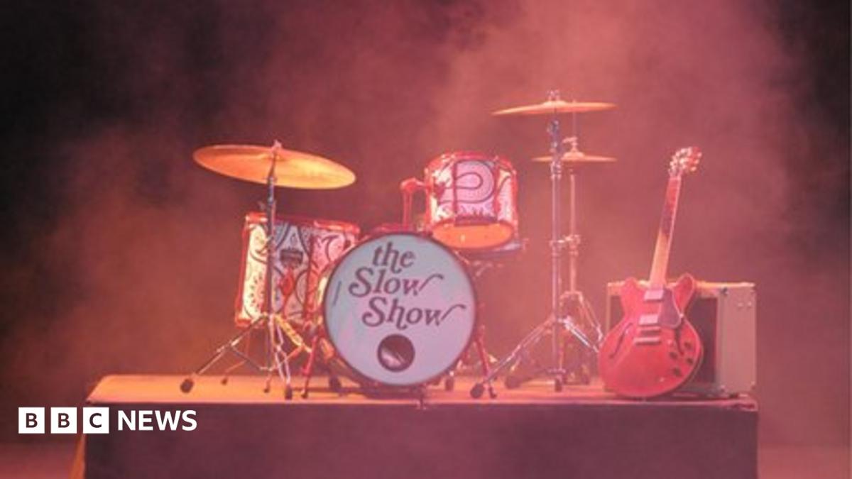 Elbow support act The Slow Show replace stolen drums - BBC News