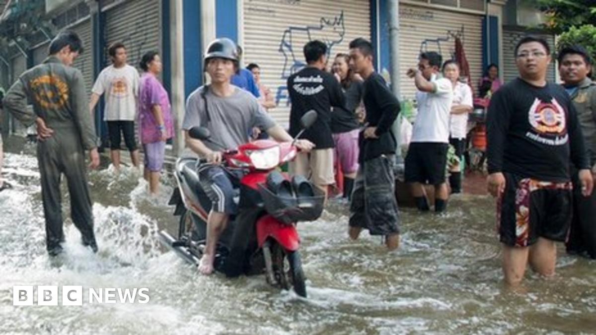 Thailand flood: 'Making survival packs' - BBC News