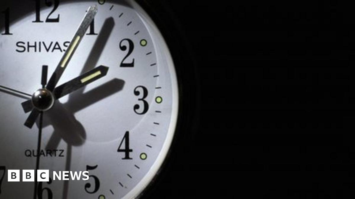 Russian clocks stay on summertime - BBC News