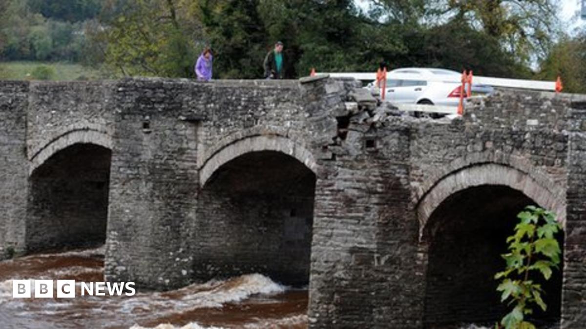Crickhowell Bridge damaged during police car chase - BBC News