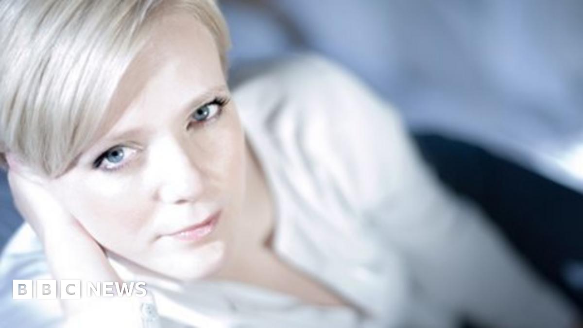 Devon thyroid cancer singer to support Joan Armatrading - BBC News