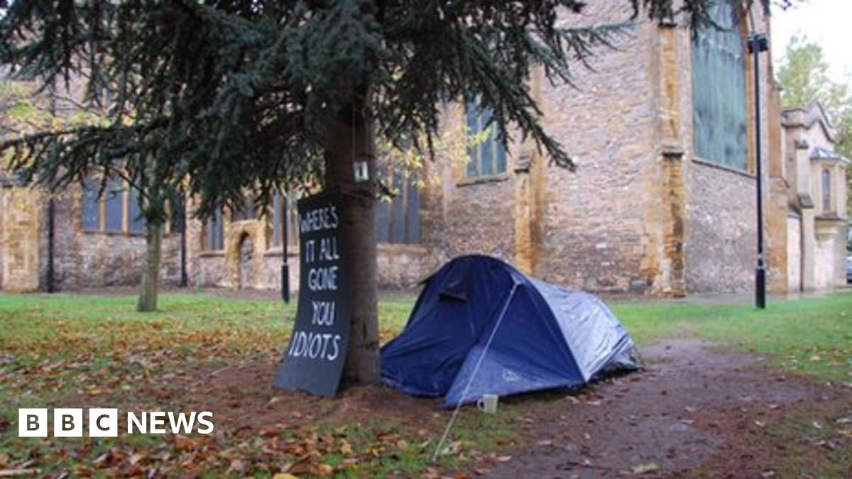 Lone protester camps at Taunton church - BBC News