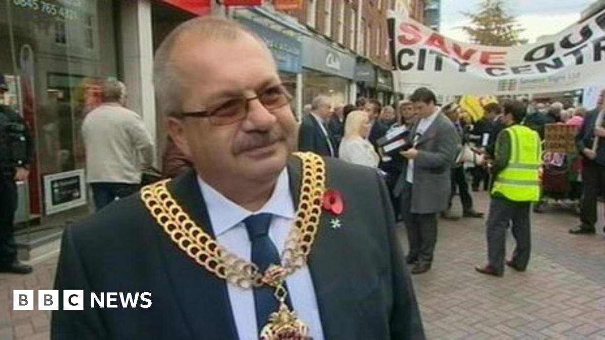 Protest over Gloucester boundary reform plans - BBC News
