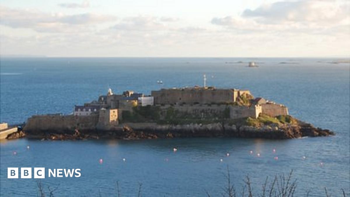 Guernsey castles more popular with visitors - BBC News