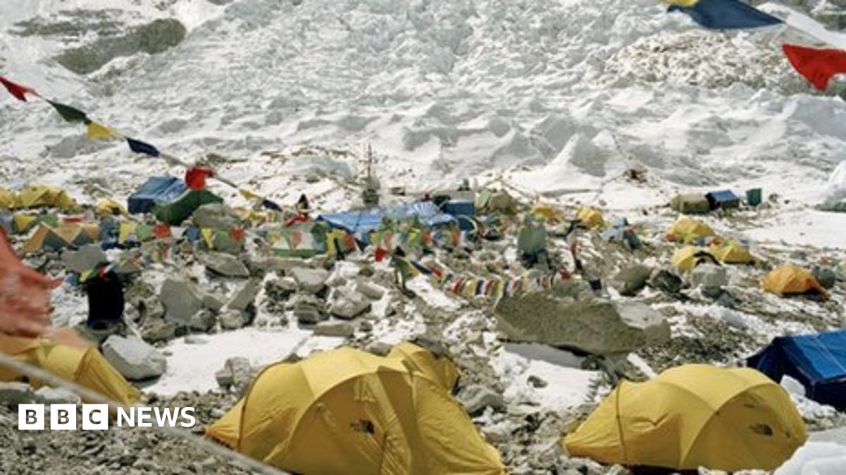 Trekkers stranded by bad weather on Mount Everest - BBC News