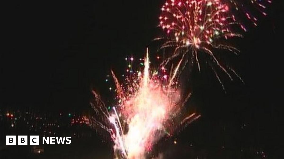Free show after Oban fireworks fiasco - BBC News
