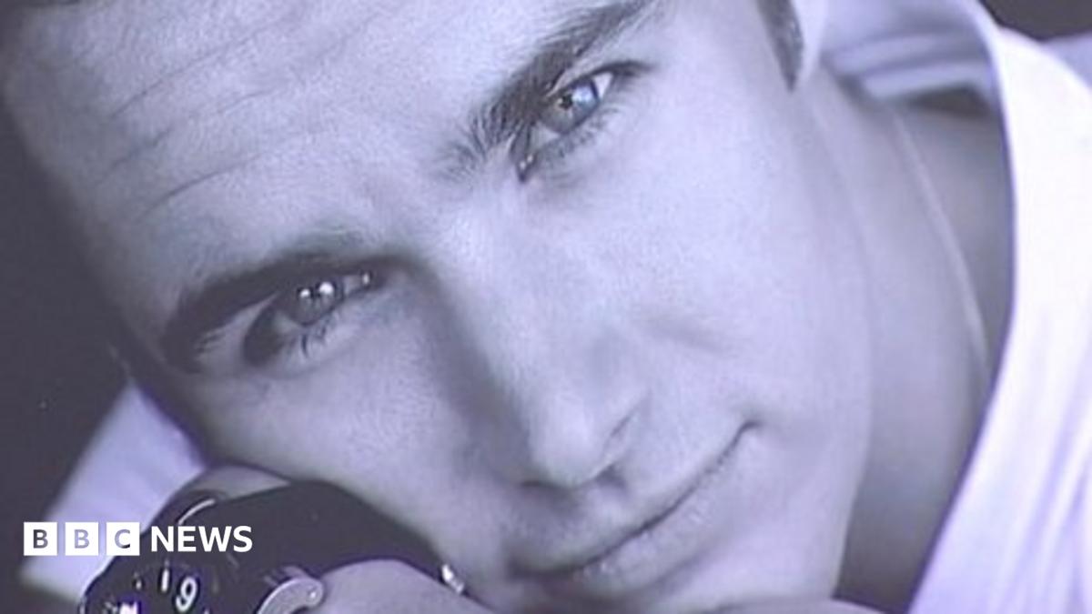 Stars race to honour Dan Wheldon in Milton Keynes - BBC News