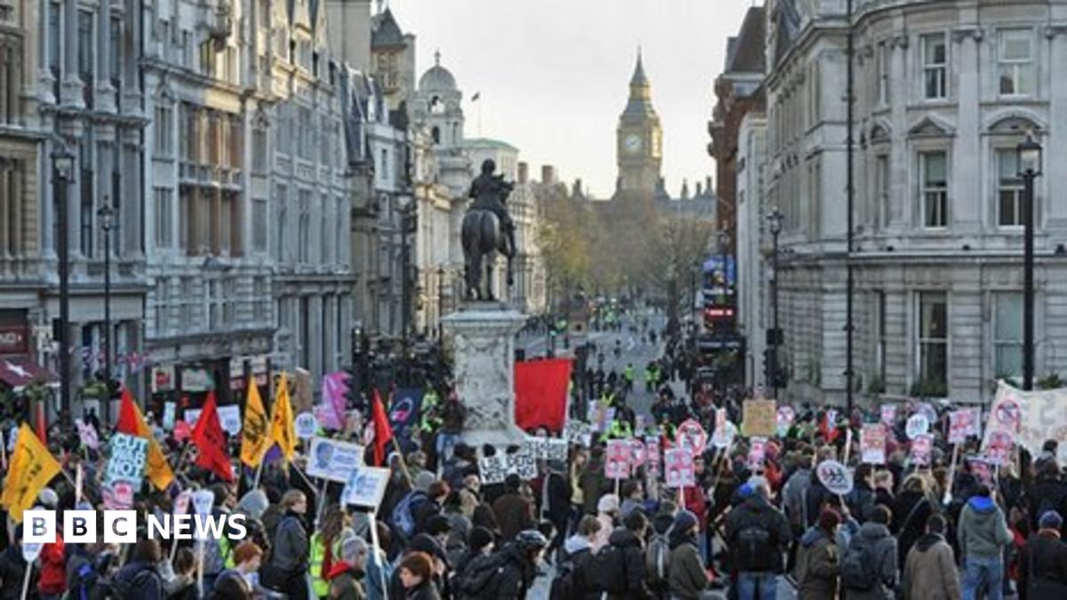 Tuition fees protest: Rubber bullets 'raise risk' - BBC News