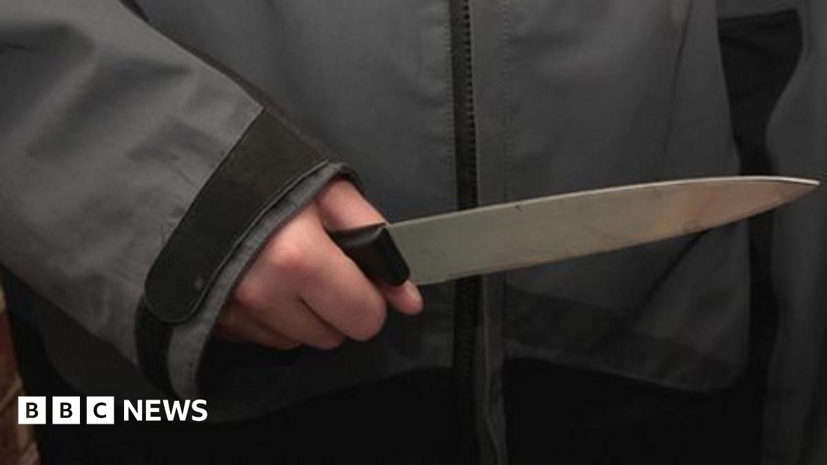 Knife crime: Teenagers back custodial sentences - BBC News