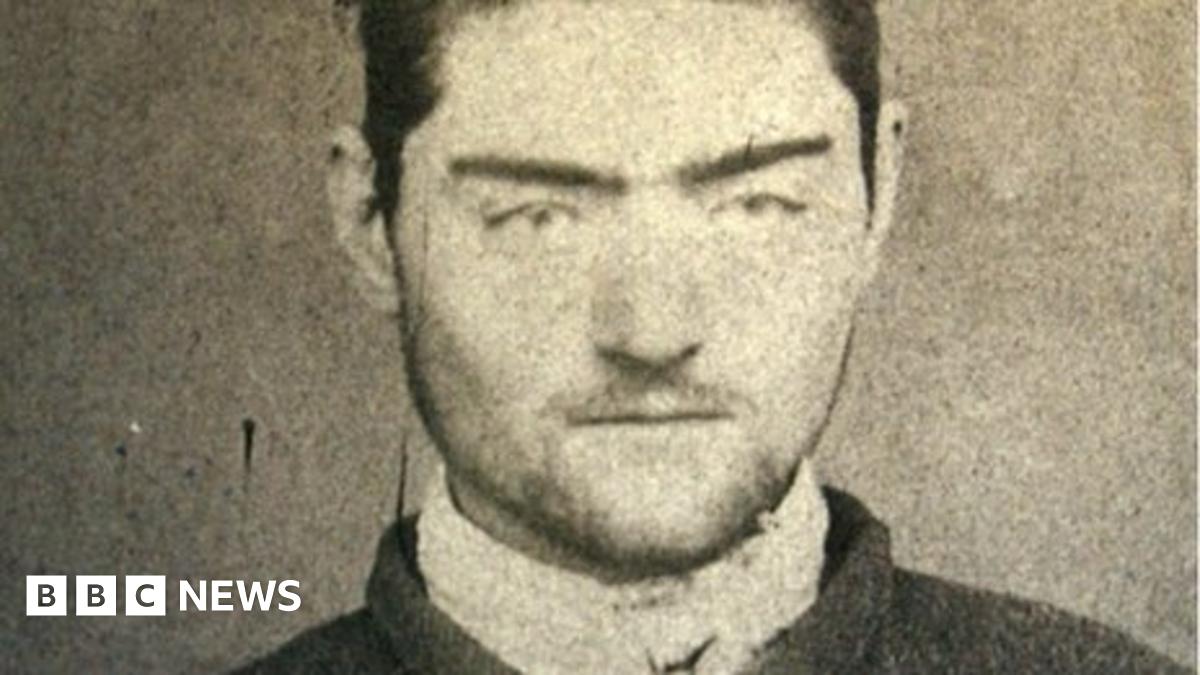 Australian outlaw Ned Kelly's remains to go to family - BBC News