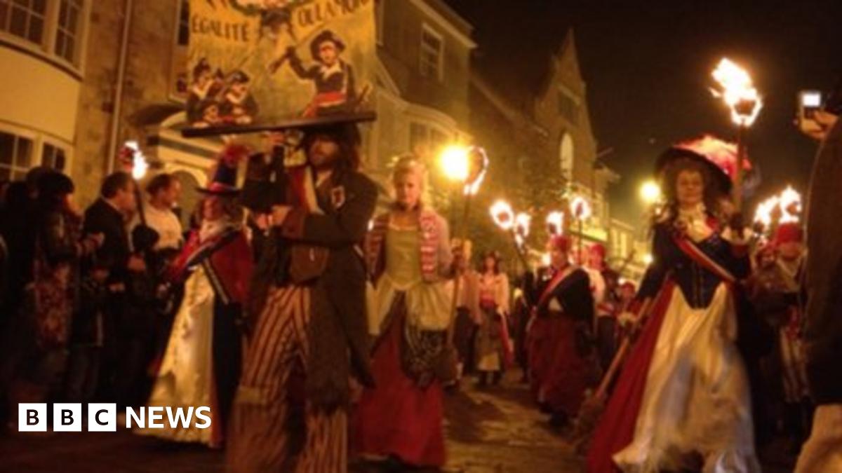 Lewes bonfire behaviour warning from police - BBC News