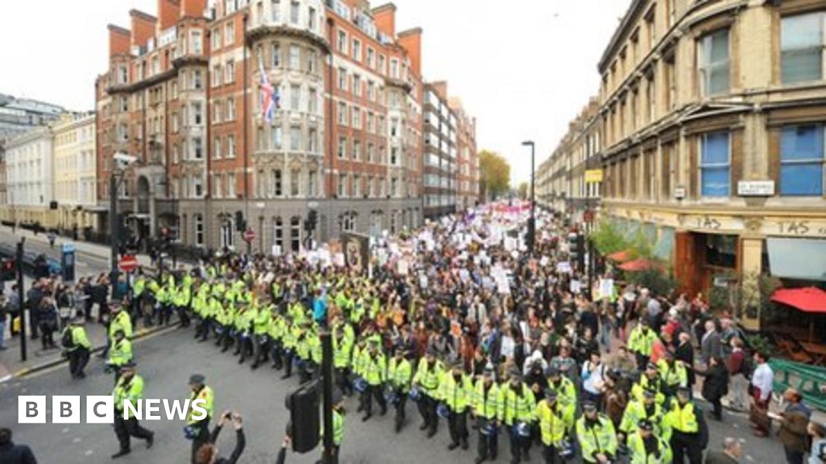 Thousands march in student protest over university fees - BBC News
