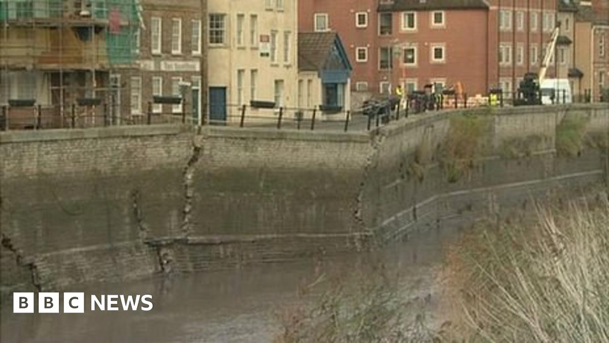 Bridgwater river wall damaged in flood 'will collapse' - BBC News