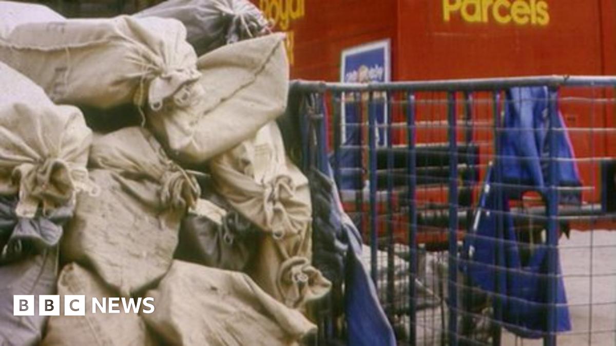 'Overloaded' part-time Paignton postman hoarded mail - BBC News