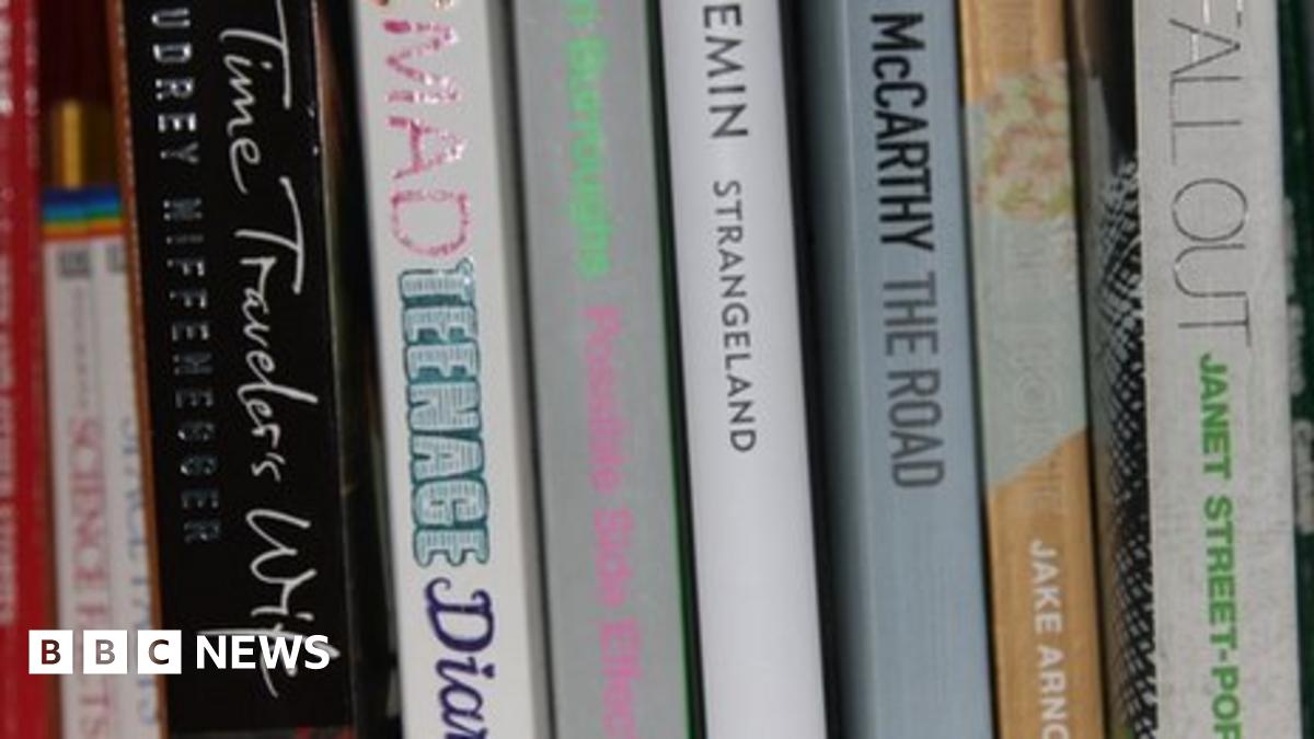 Hunmanby library to close after volunteer plan fails - BBC News