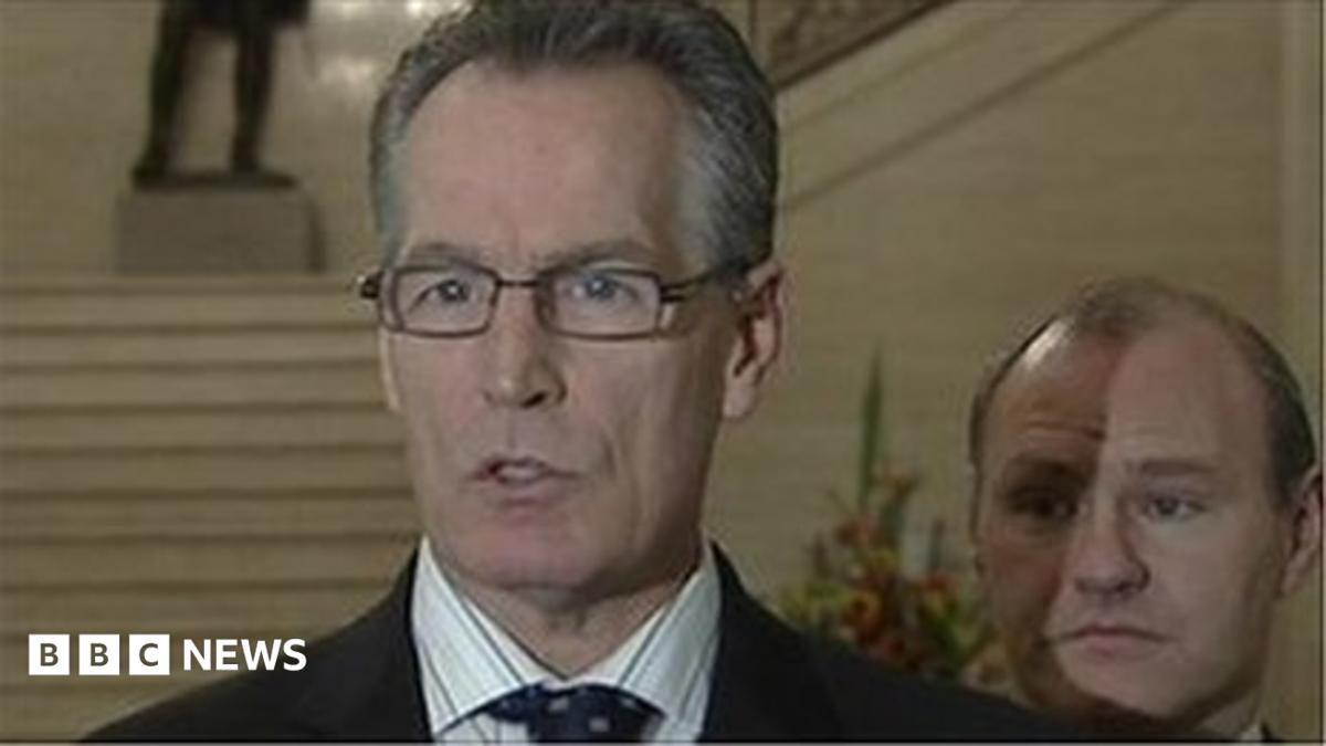 Sunday World defames Gerry Kelly over 'chief of staff' article - BBC News