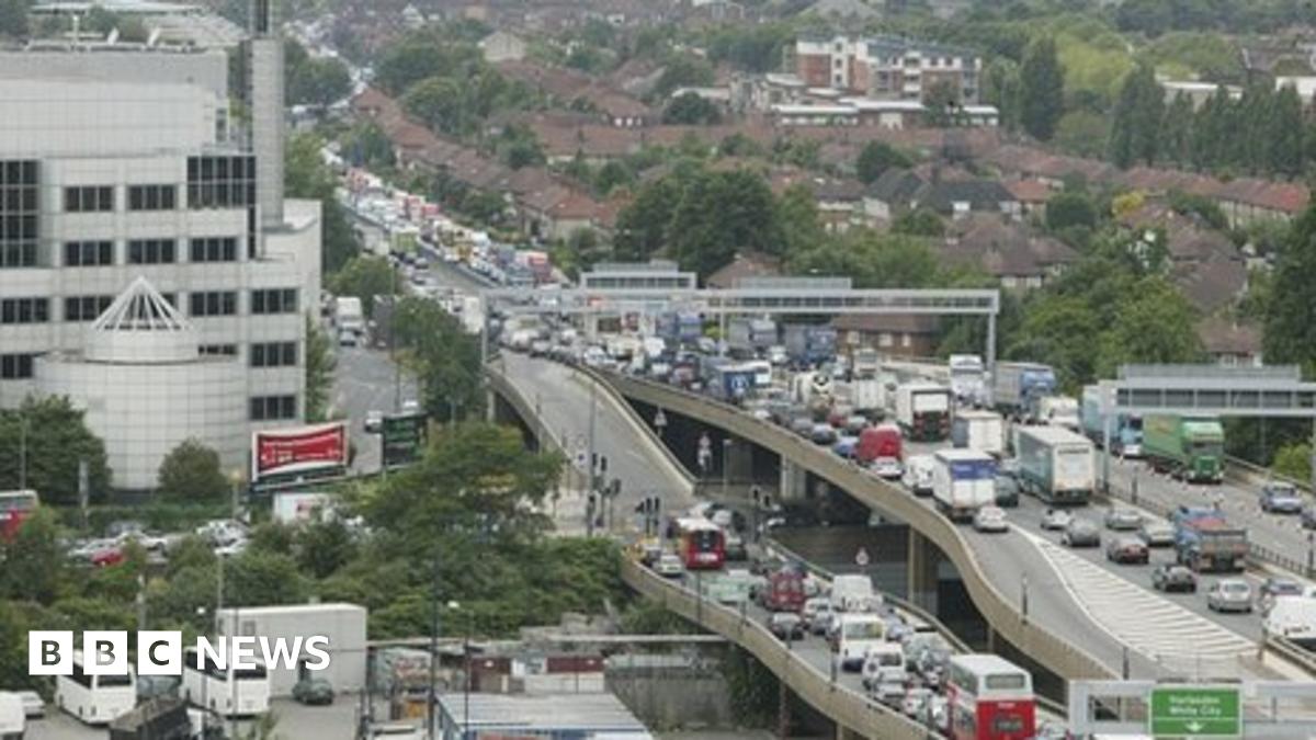 London's A40 Westway closed after crash - BBC News