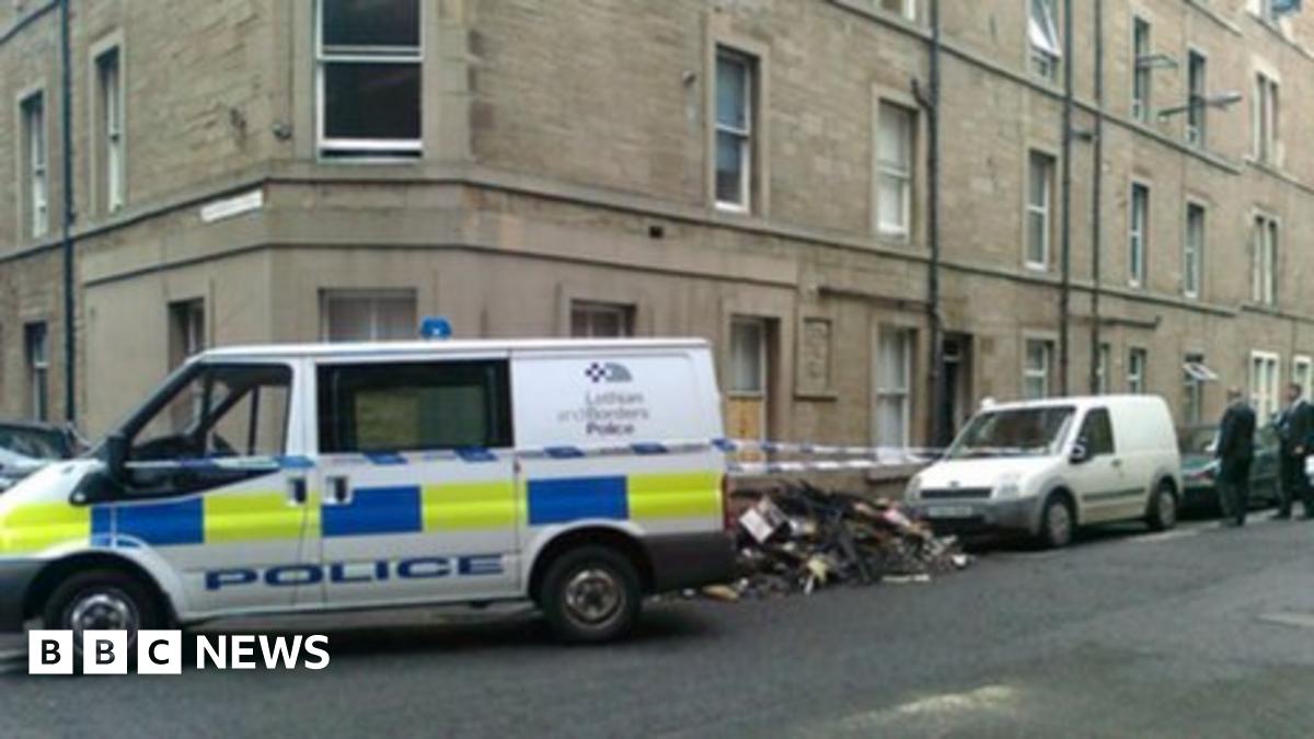 Nine treated in hospital after Edinburgh flat fire - BBC News