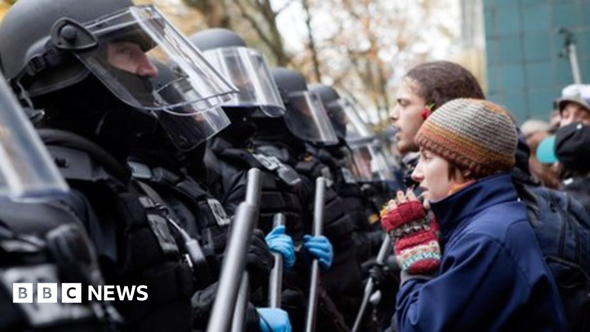Police close down Occupy Portland protest camp - BBC News
