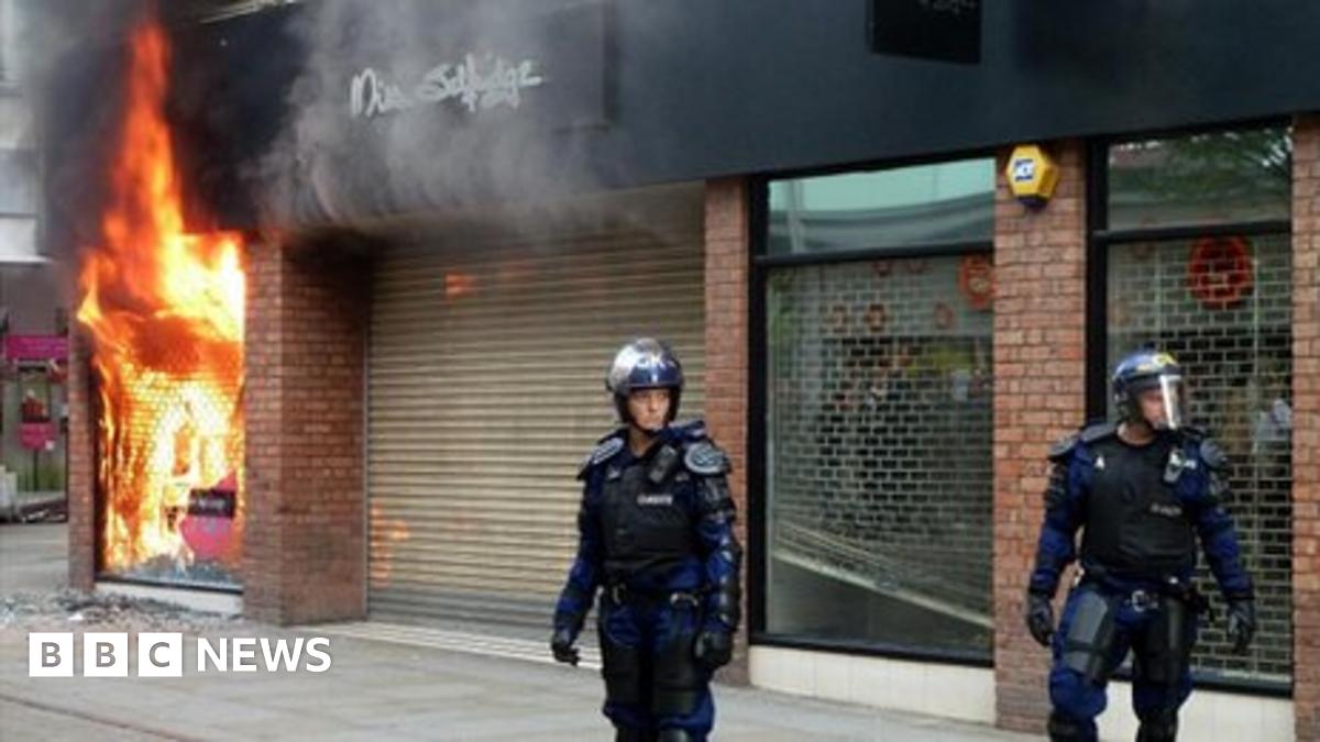 Faster work by Met 'might have spared Manchester riots' - BBC News