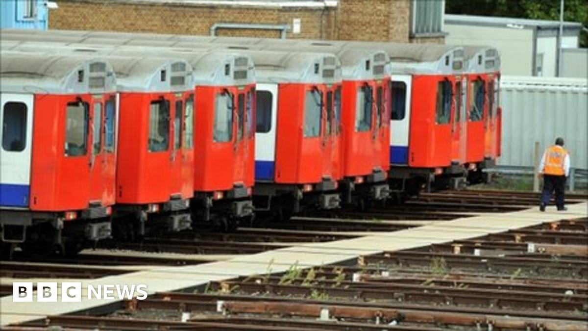 Tube staff to be balloted over Boxing Day pay row - BBC News