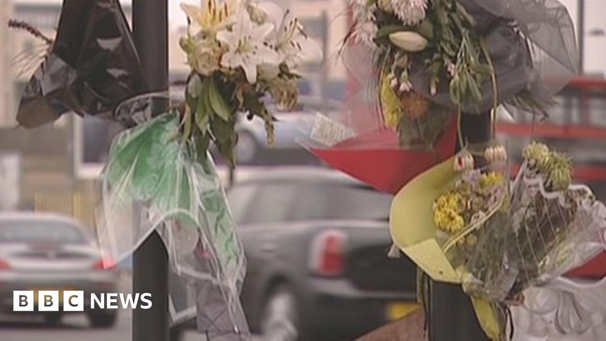 Bow Roundabout: Cycling superhighway reviewed by TfL - BBC News