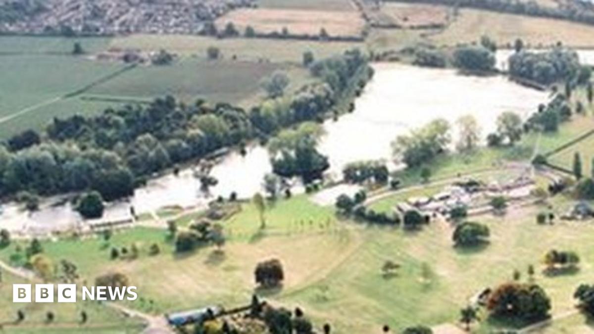 Wicksteed Park gets £1m to restore lake - BBC News