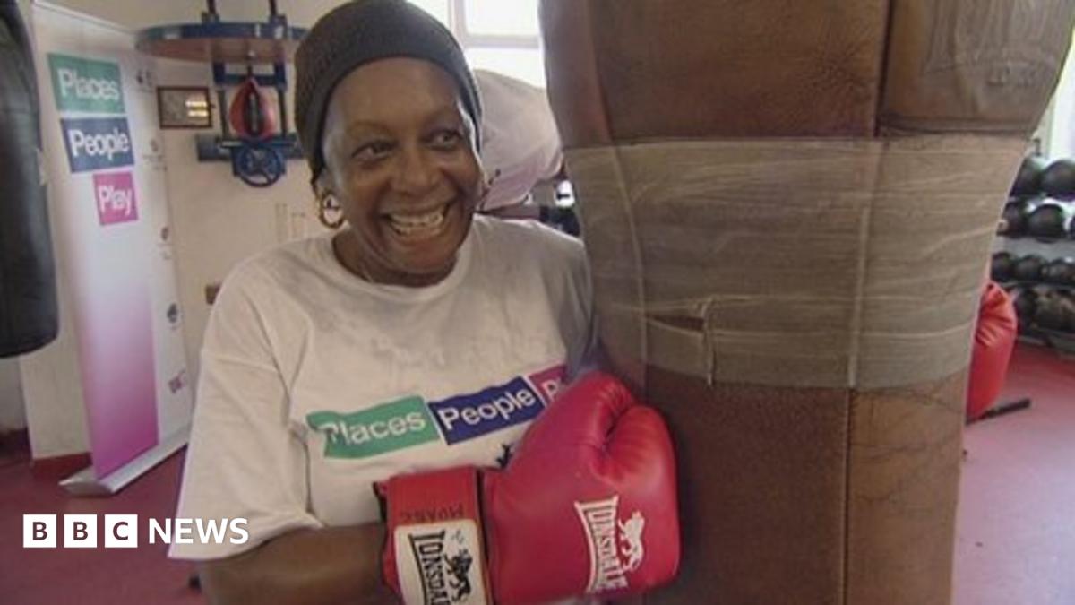 Moss Side boxing club gets 2012 legacy funding - BBC News