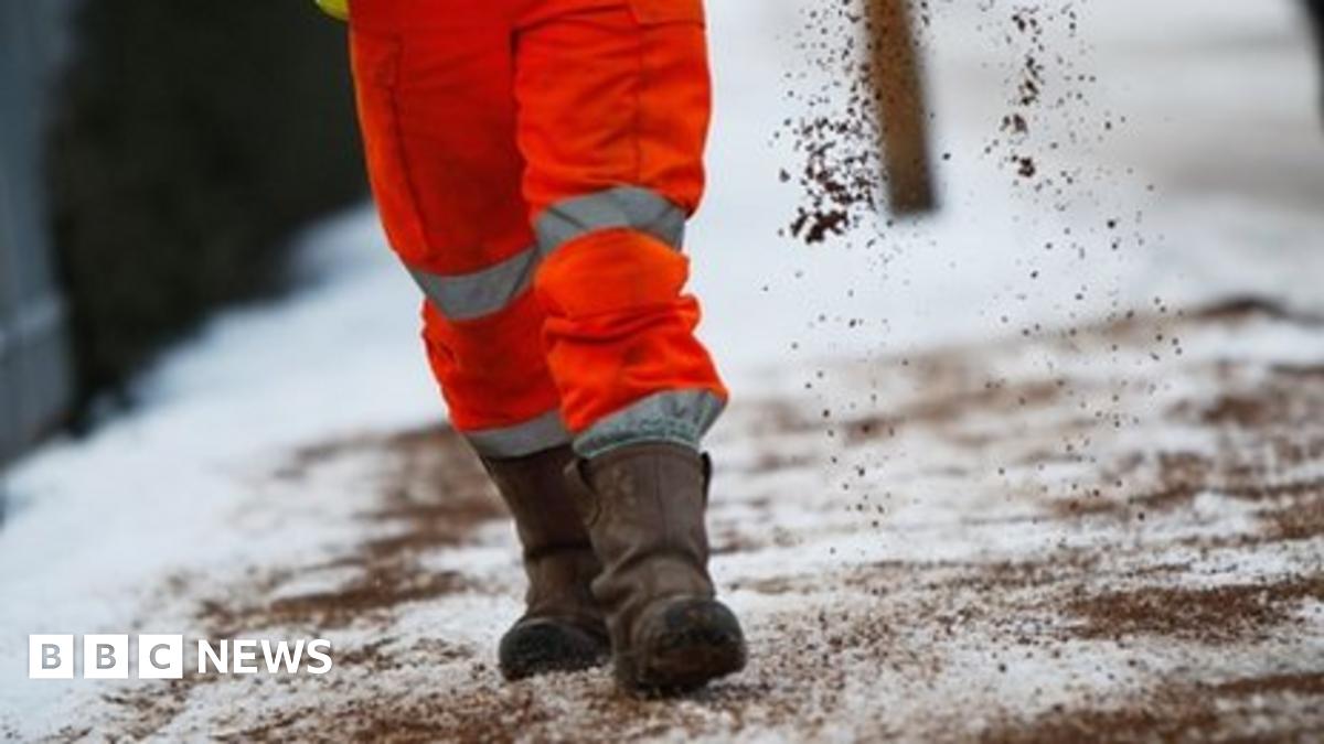 Volunteers 'snap up' kits to help clear Sandwell snow - BBC News