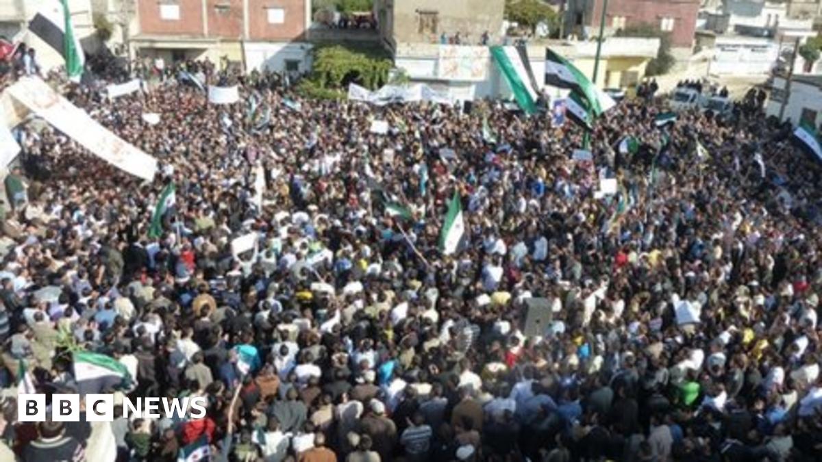 Syria defectors 'attack military base in Harasta' - BBC News