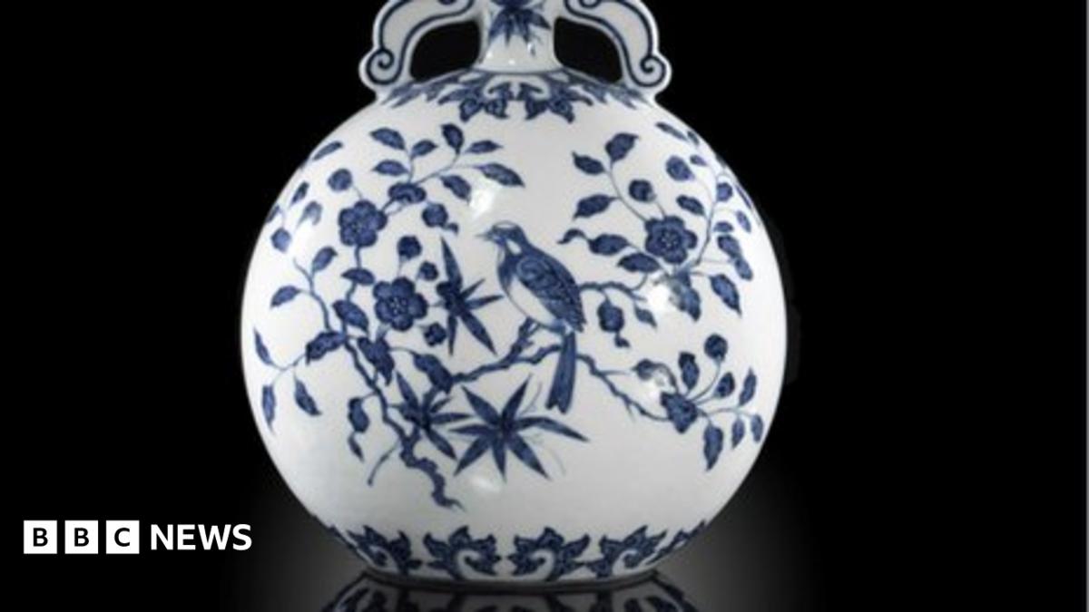 Chinese vase valued at £500k fails to sell at auction - BBC News