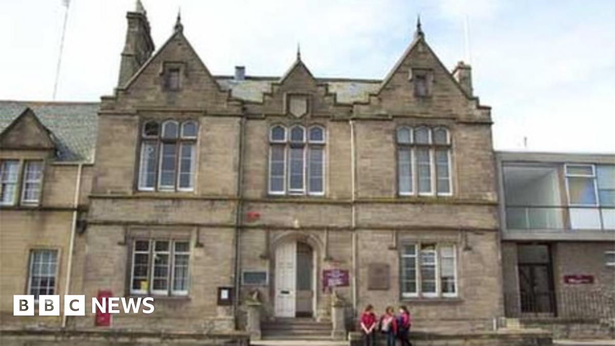 Hawick teenager Dean Rippon appears on murder charge - BBC News