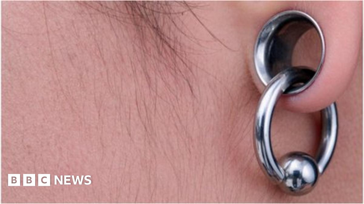 Ear stretching: Why is lobe 'gauging' growing in popularity? - BBC News