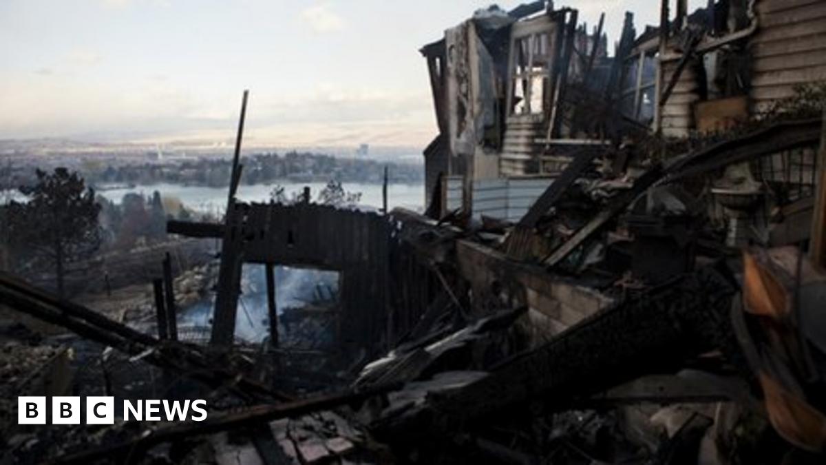 Nevada fires prompt evacuations as Reno homes destroyed - BBC News