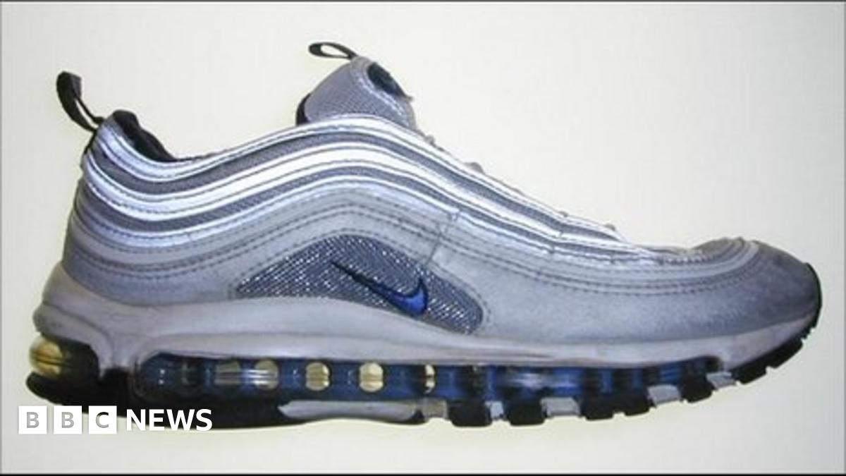 Lincolnshire shoppers warned over fake sports goods - BBC News