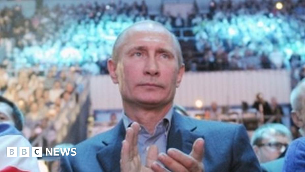 Russia PM Vladimir Putin 'booed' at martial arts fight - BBC News