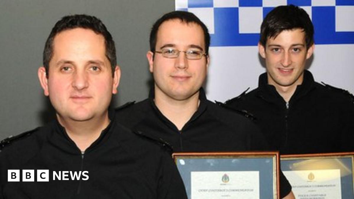 Tayside Police officers commended for knife bravery - BBC News